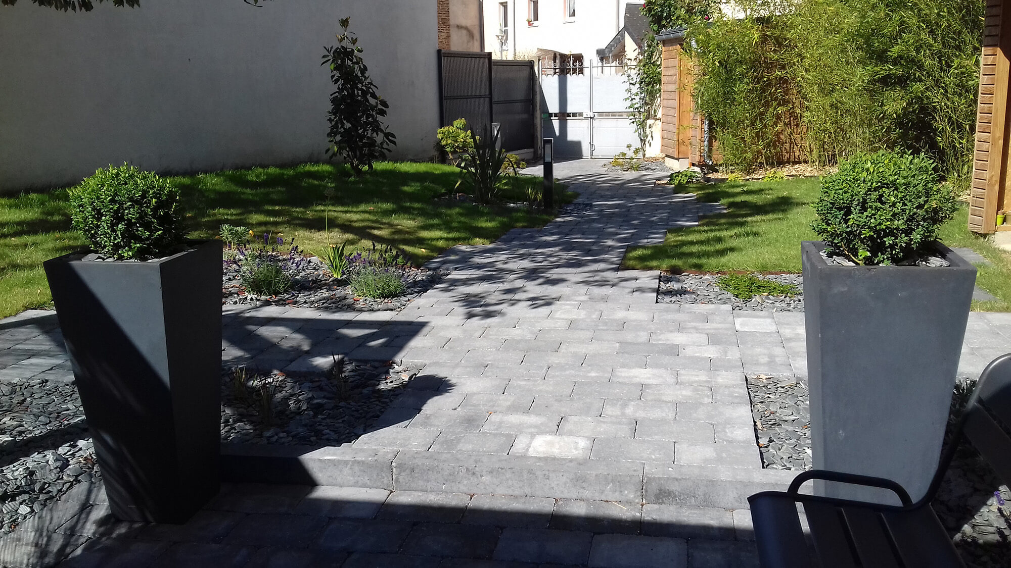 Aménagez vos cours et allées avec Aosia, paysagiste en Bretagne